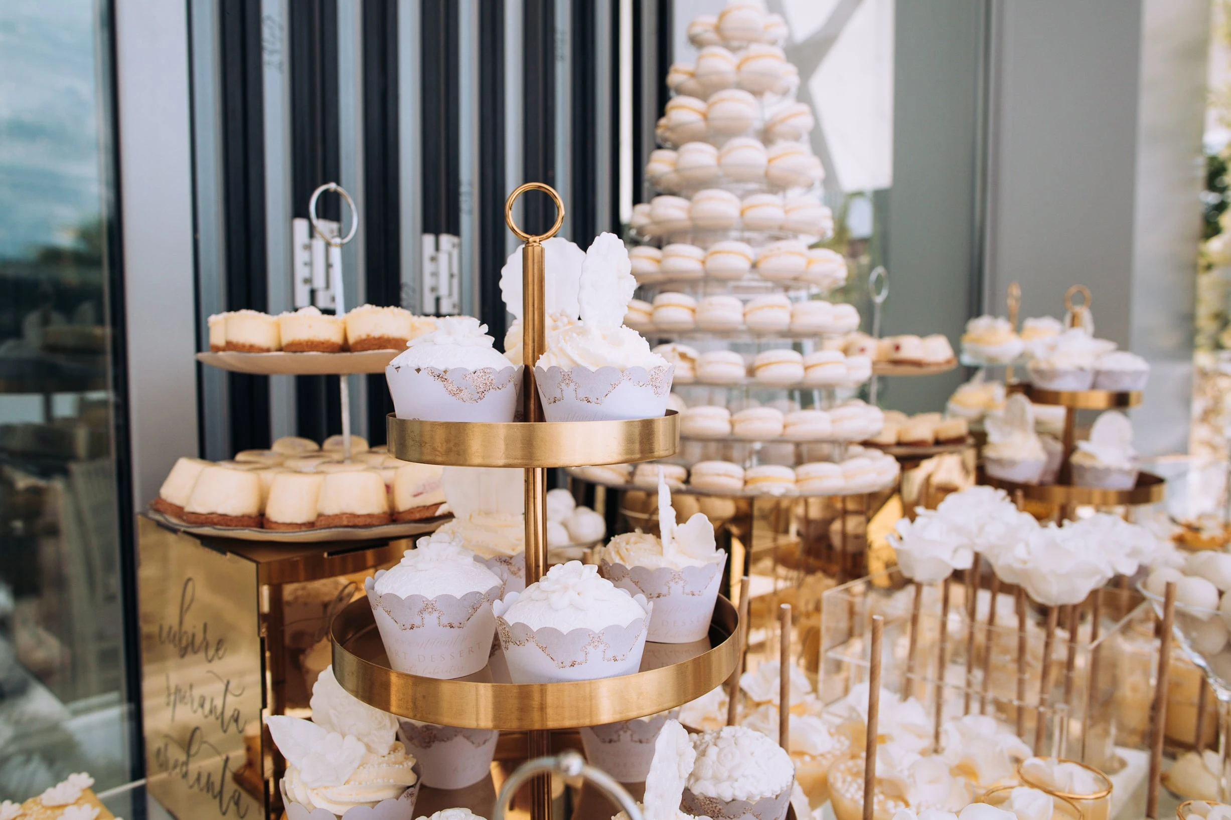 CANDY BAR DESIGN WHITE