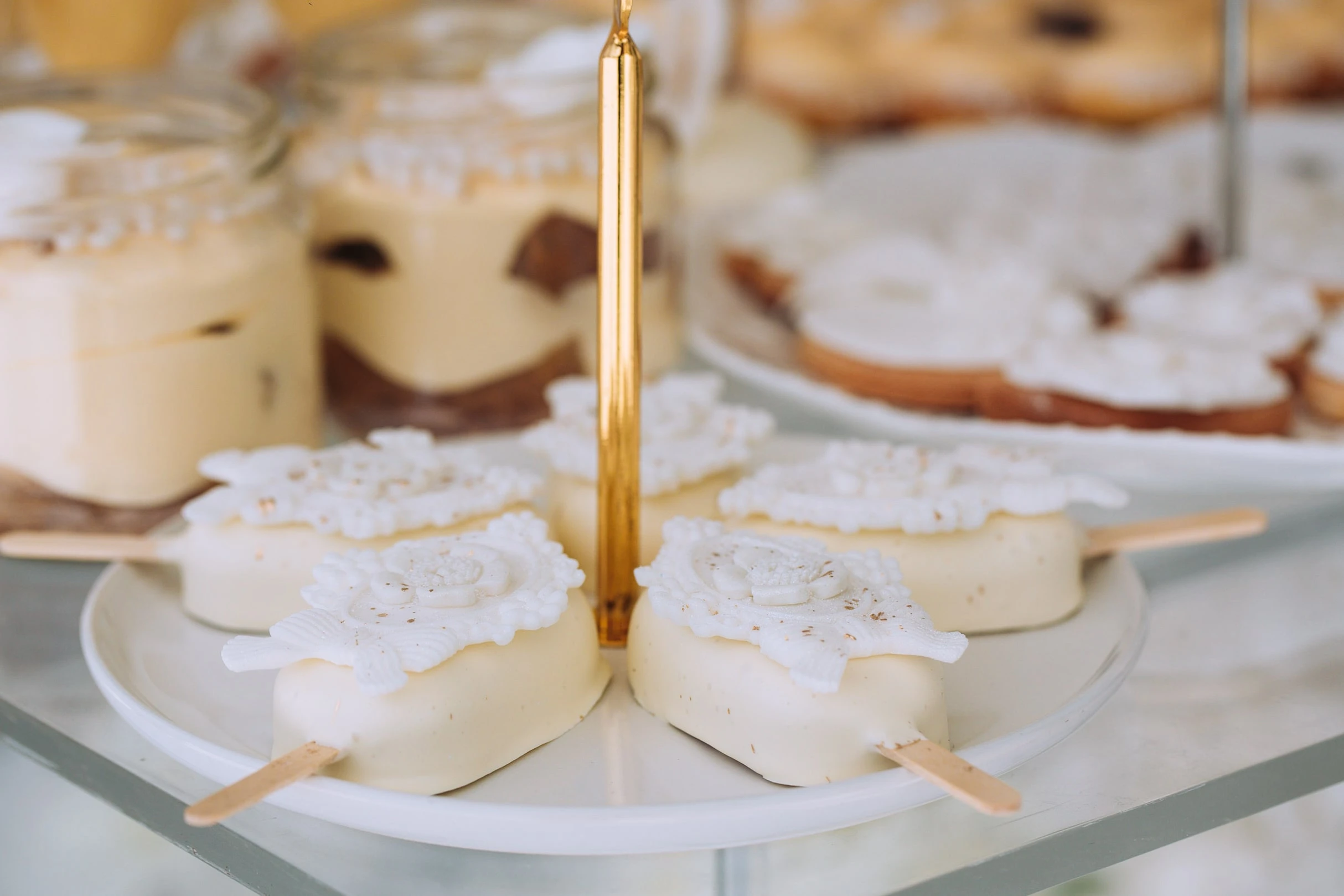 CANDY BAR DESIGN WHITE