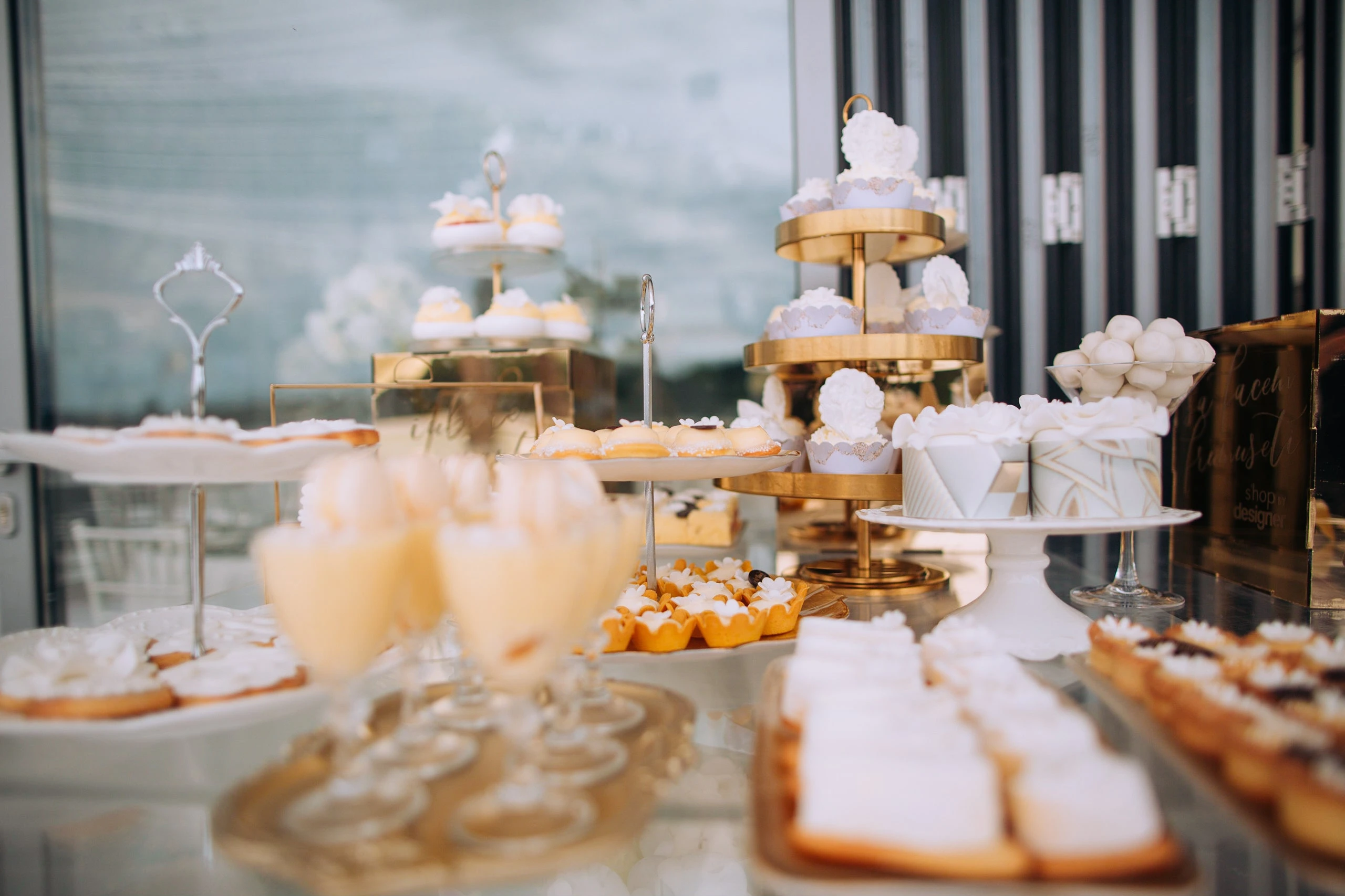 CANDY BAR DESIGN WHITE