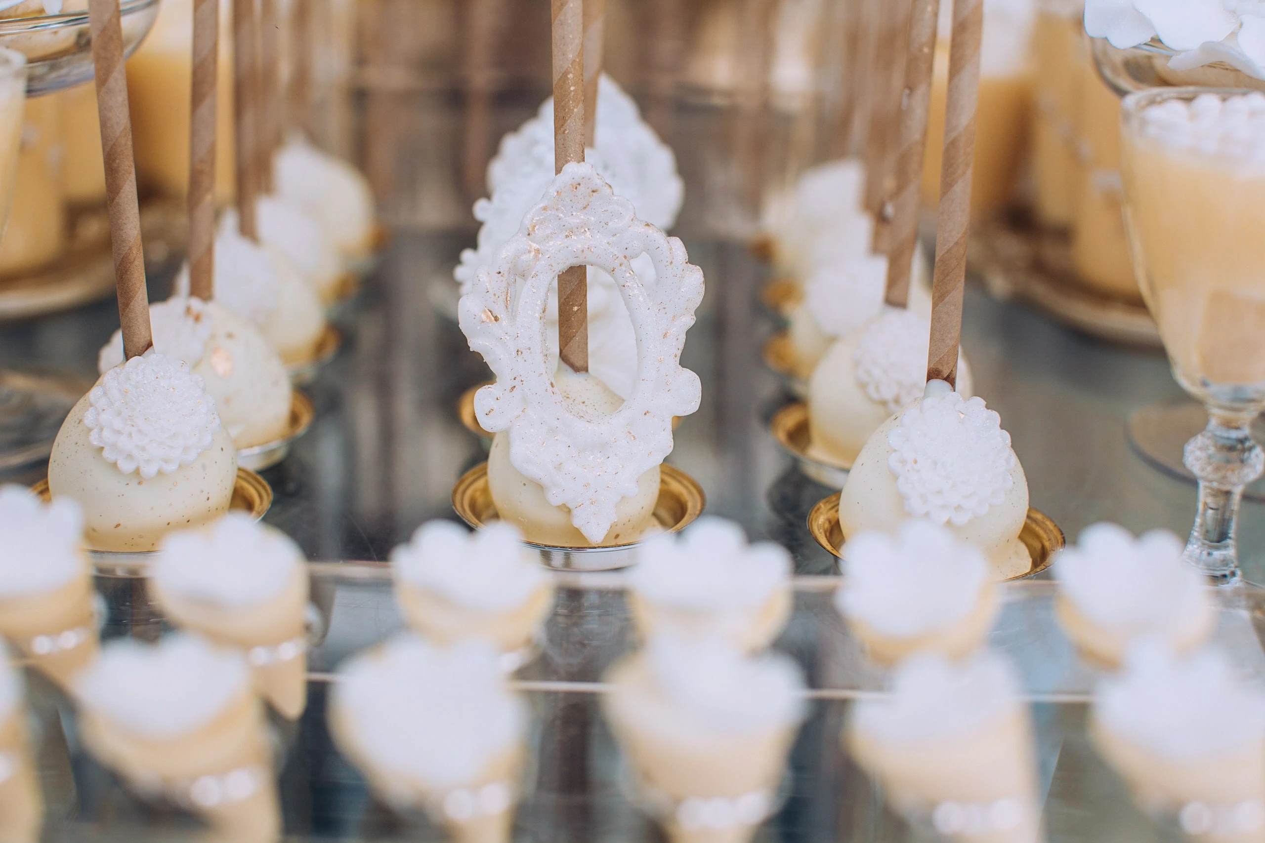 CANDY BAR DESIGN WHITE